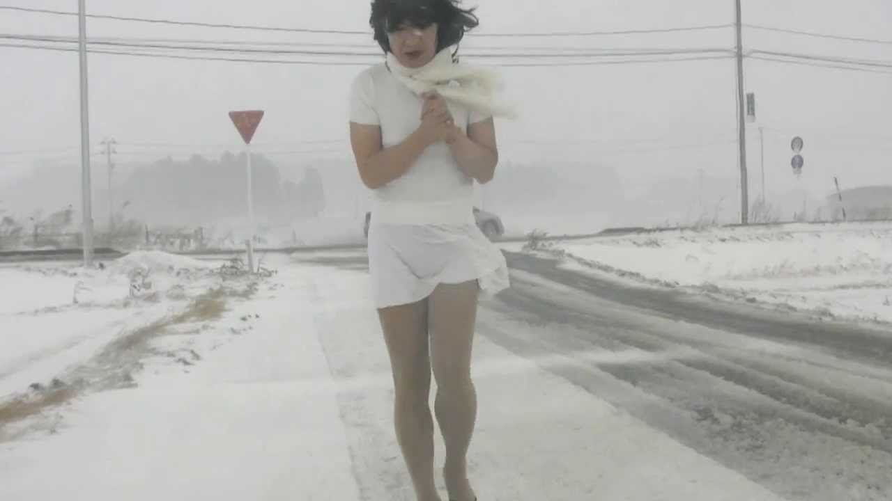 ミニスカ熟女の耐寒訓練2012 Endurance 2012 in the blizzard - YouTube