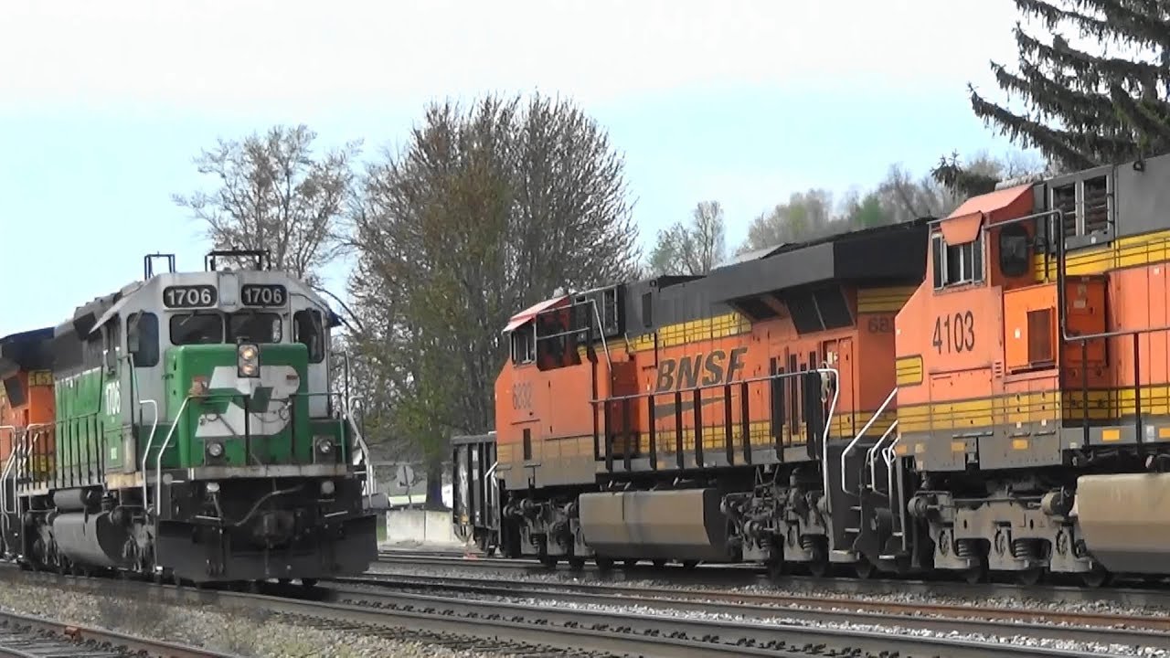BNSF 510 & 1706 (BN) Meet BNSF 6832, East Dubuque, IL - YouTube