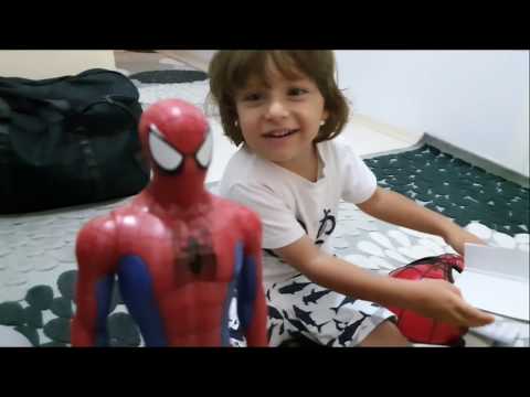 Babası Fatih selim'e oyuncak spiderman ve onun sesli maskesini aldı,sürpriz örümcek adam