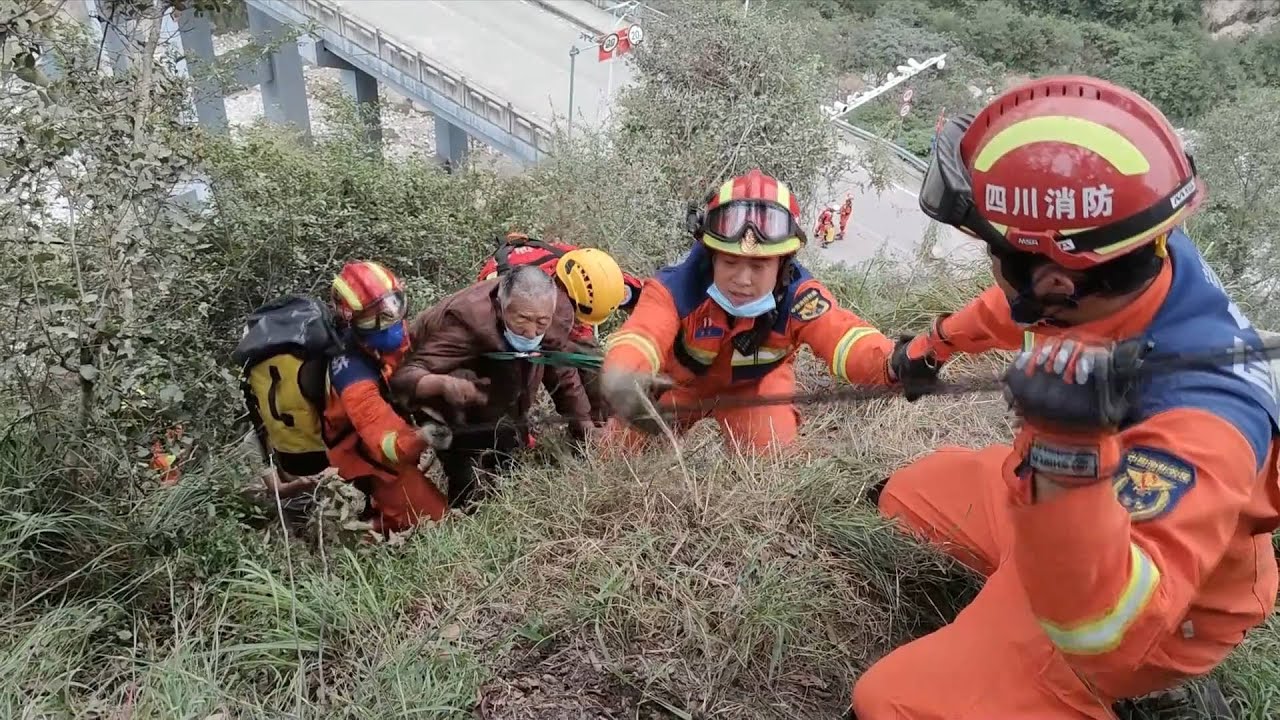 Rope rescue evacuates 9 trapped people after earthquake hits China's ...