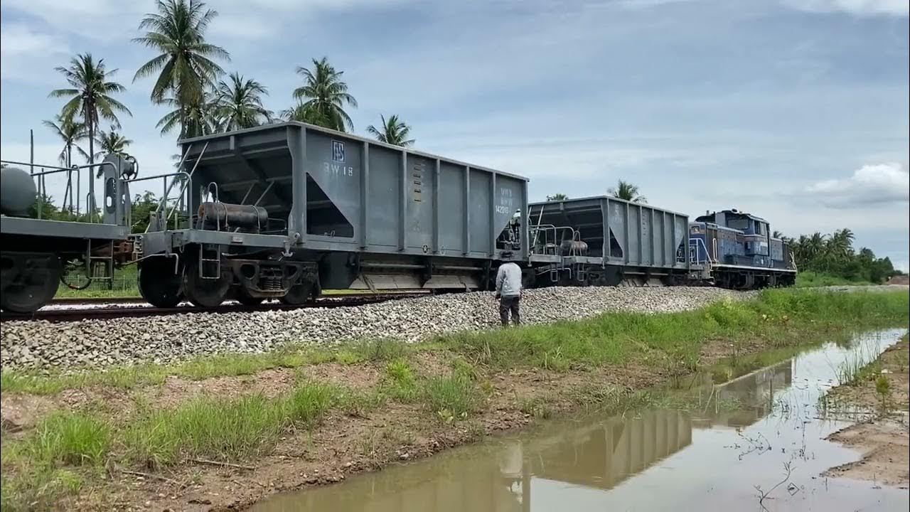 DD51-1137 タイ国鉄の南線でバラストを散布のための移動 - YouTube