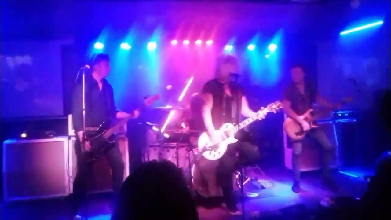 the band Twister playing at Trillians bar. good band too. - YouTube