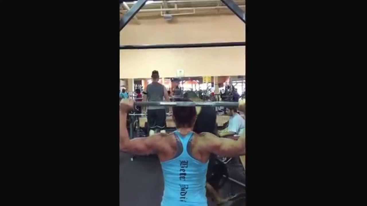 Lisa Grasso training shoulders - targeting the traps - YouTube