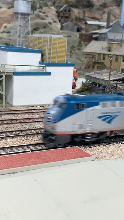 Amtrak Texas Eagle passing Clarke Center station #hoscale #sanantonio #samra #texas #modeltrains ...