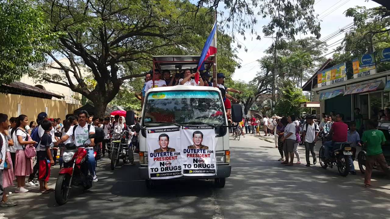 Duterte meets and greets supporters in motorcade - YouTube