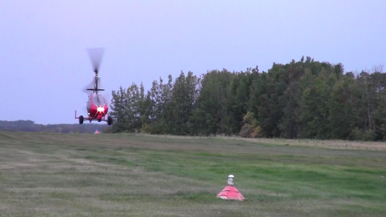 Smooth Gyrocopter landing on grass runway - YouTube