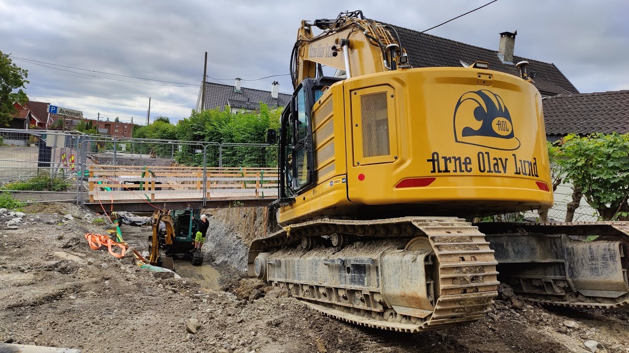 Cat 335 next gen with @OilQuick digging ditch with a little help from a ...