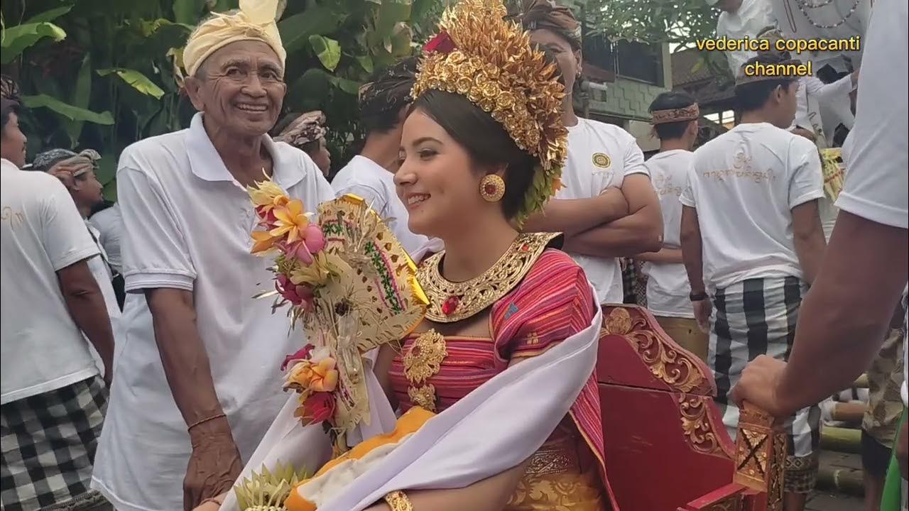 pelebon gria bendesa manik mas puncak karya artis cantik bulan sutena berbusana adat bali - YouTube