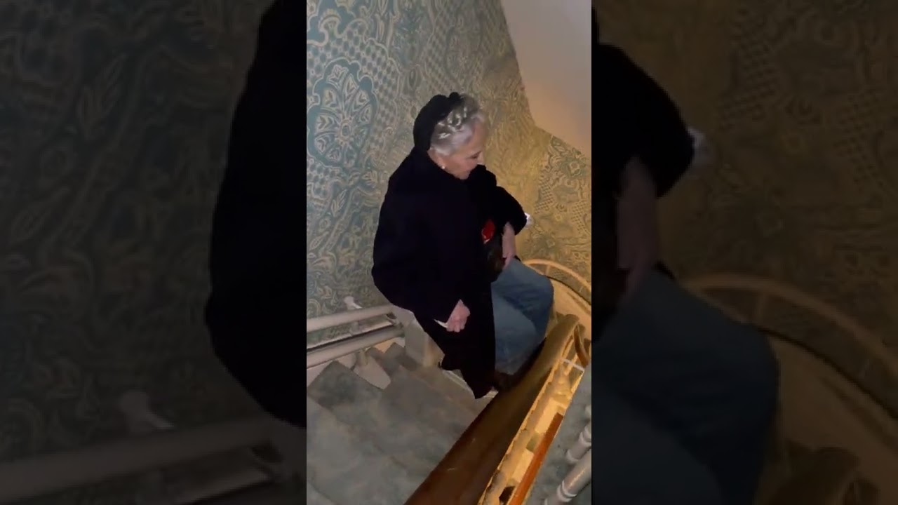 90-year-old Opera Singing Grandma Joyce Carpati - YouTube