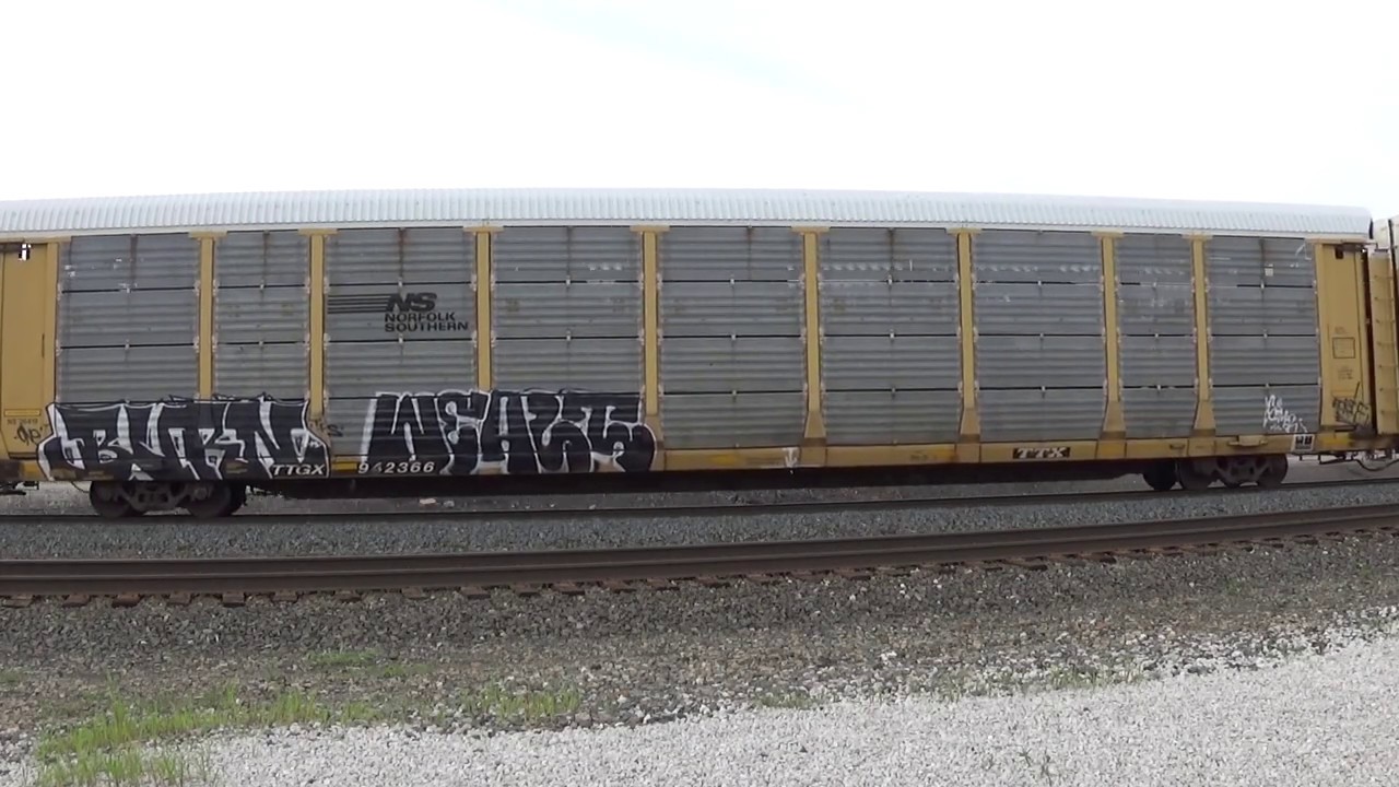 Norfolk Southern autorack train through Alliance, Ohio - YouTube