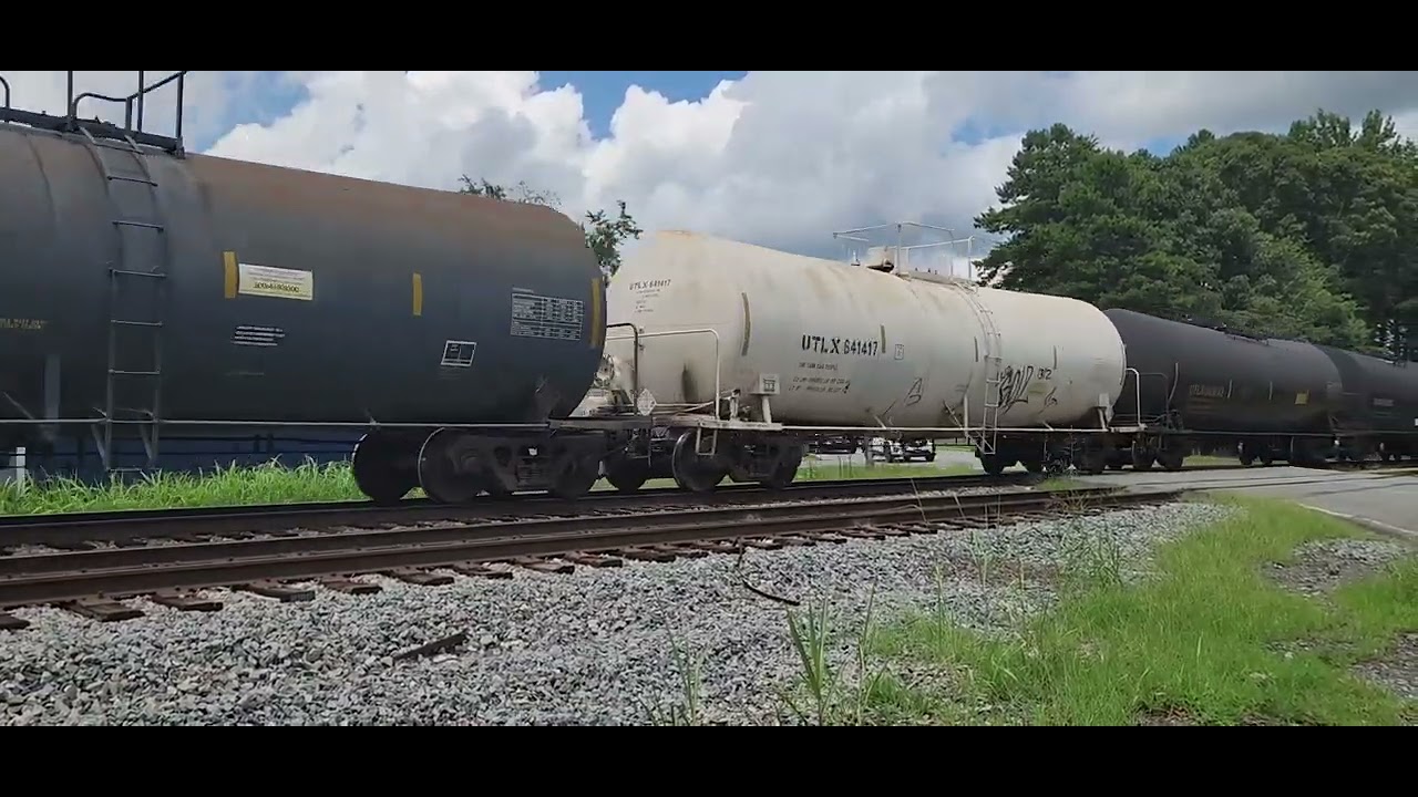 CSX M652 Crossing Dick Beam Rd in Cherryville NC ( CSX M653 on next ...