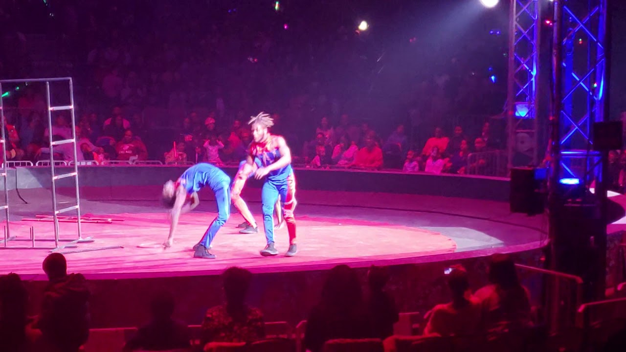 UNIVERSOUL CIRCUS - CONTORTIONISTS - YouTube
