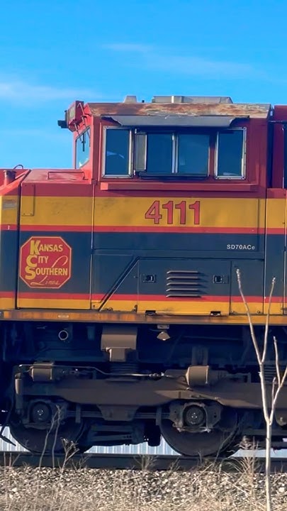 BNSF ACe, KCS ACe, BNSF H2 dash 9 on this consist of B650 - YouTube