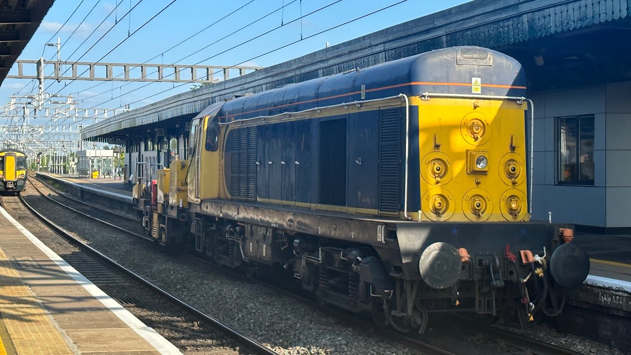 (On Hire to Rail Operations Group) 20901 arriving and departing Didcot ...