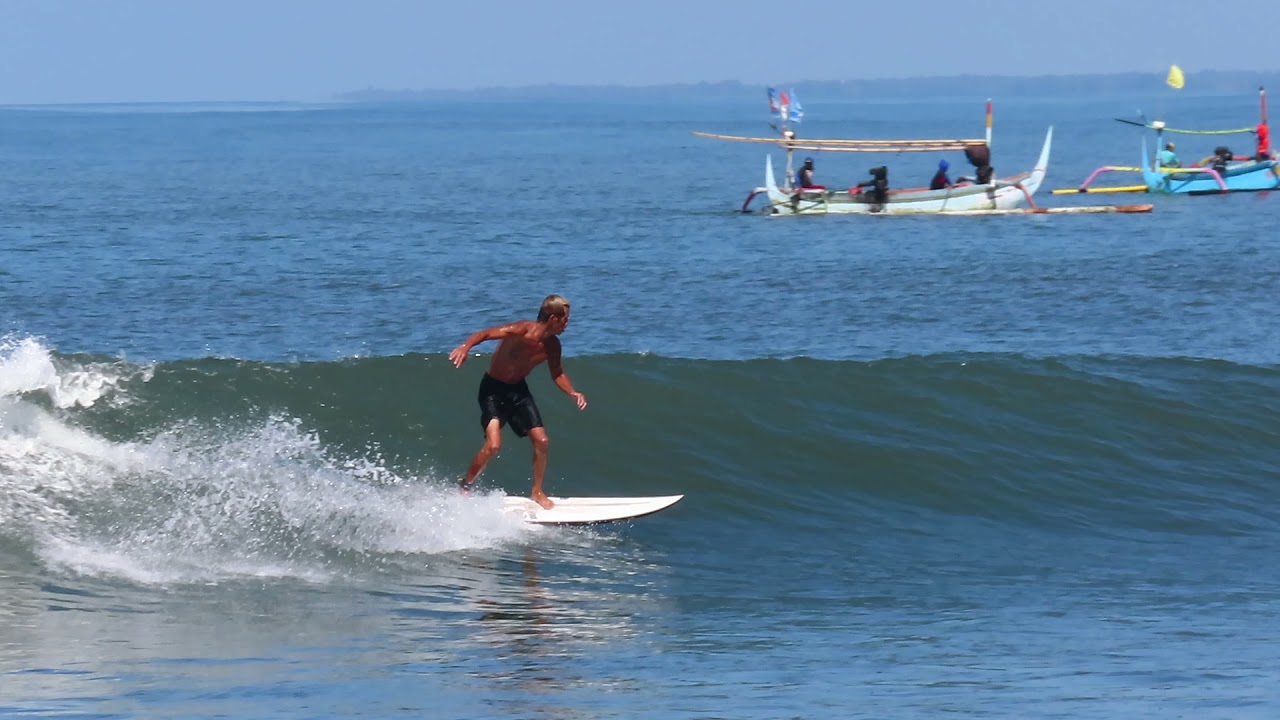 surfing Bali medewi - YouTube