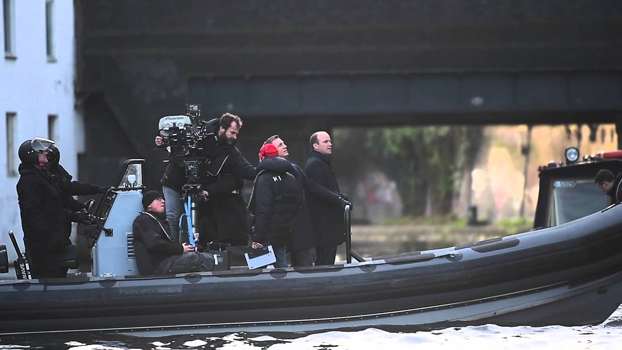 Daniel Craig Chats With Crew While On A Speed Boat Filming SPECTRE ...