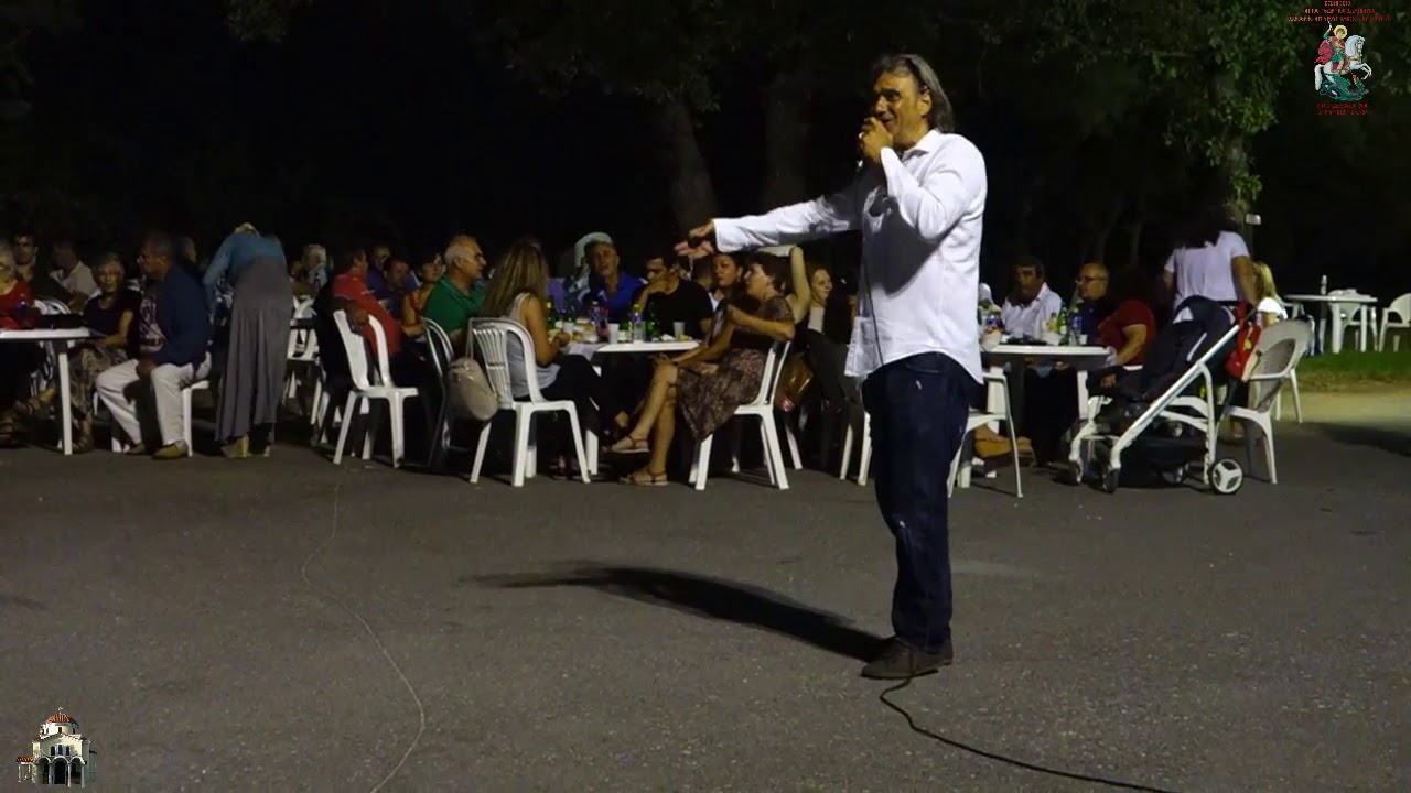 Πάμε μια βόλτα στο φεγγάρι / Θα πιω απόψε το φεγγάρι /Το φεγγάρι πάνωθέ ...