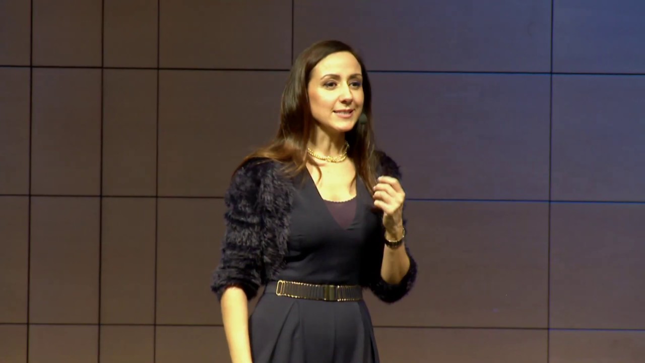 Betül Hanisch live auf der Bühne - YouTube