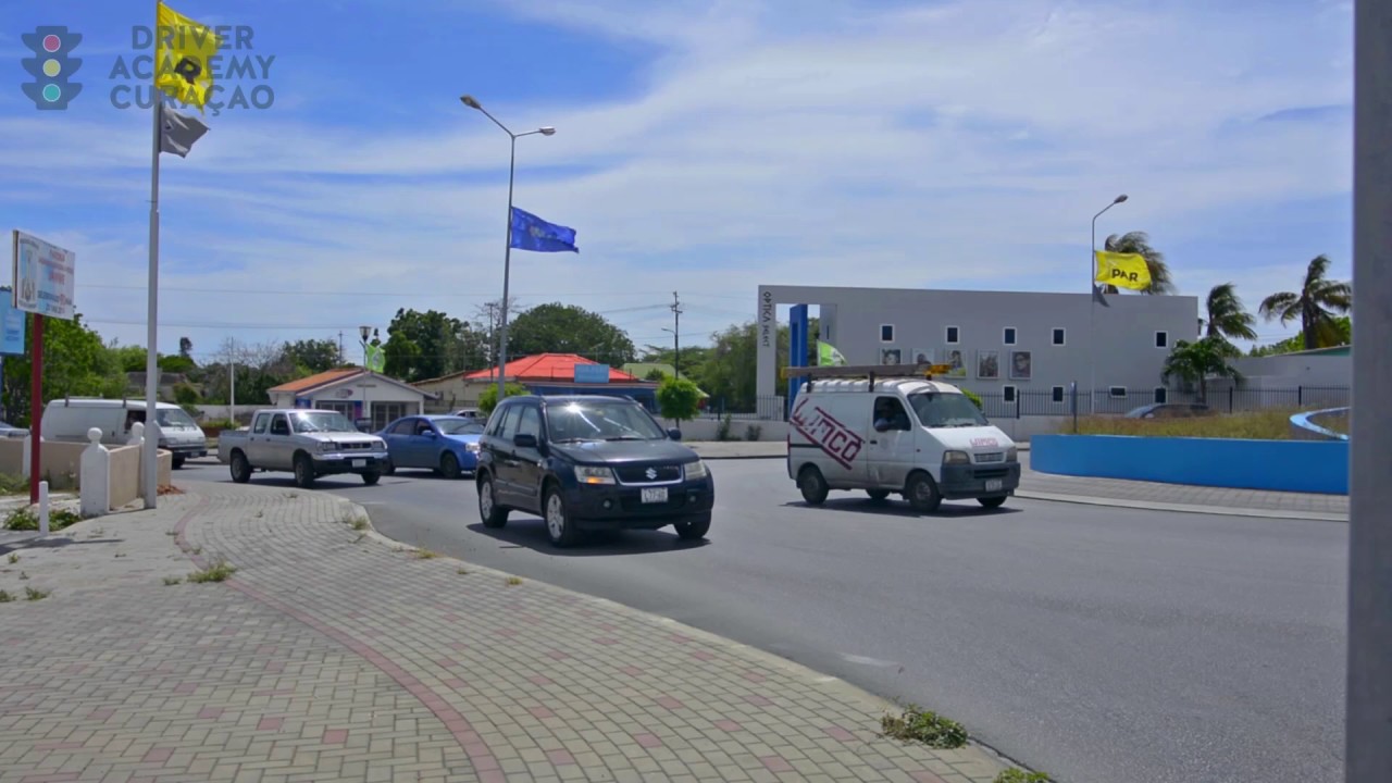 DRIVER ACADEMY CURACAO uitleg rotonde Jan We pap - YouTube