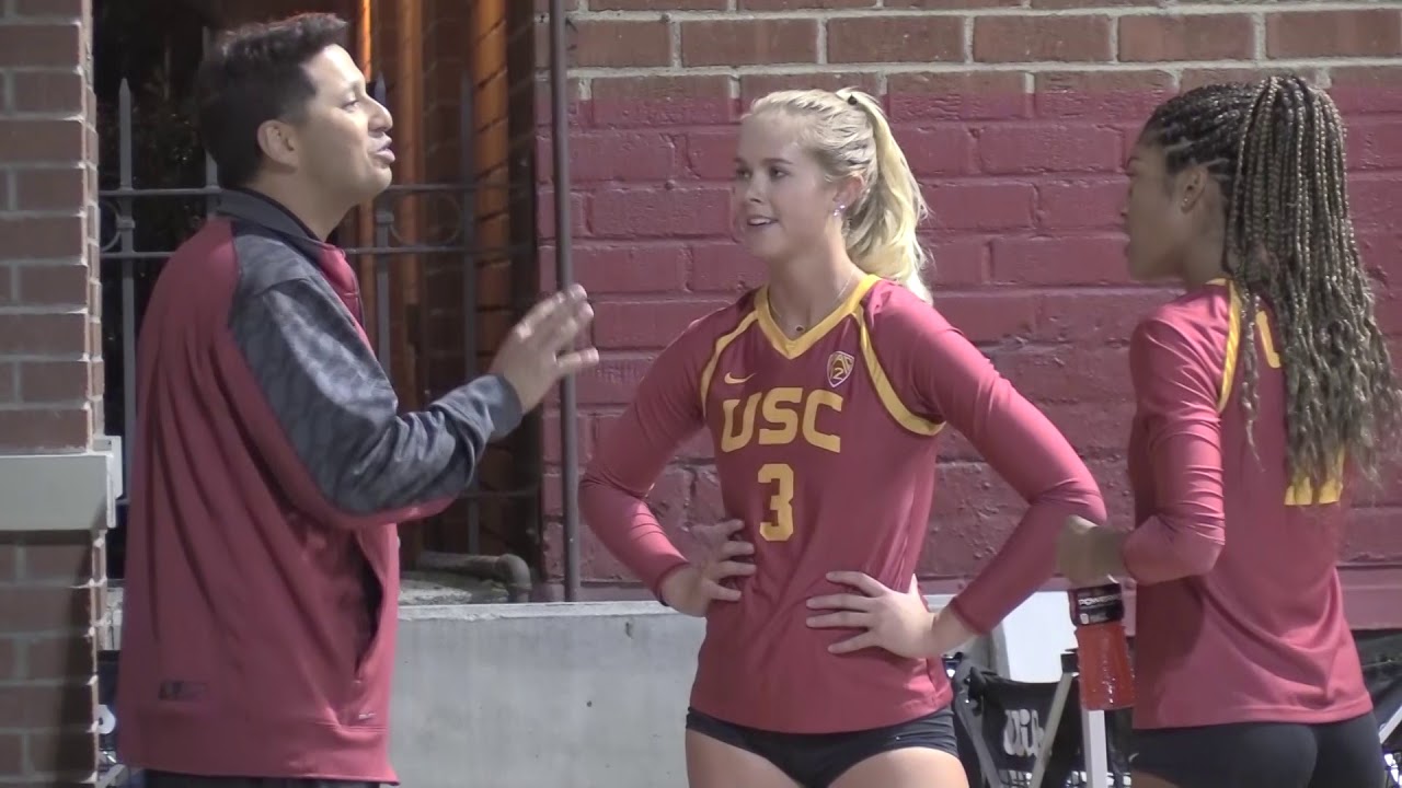 USC's alumni match helps Beach Volleyball kick off its season - YouTube