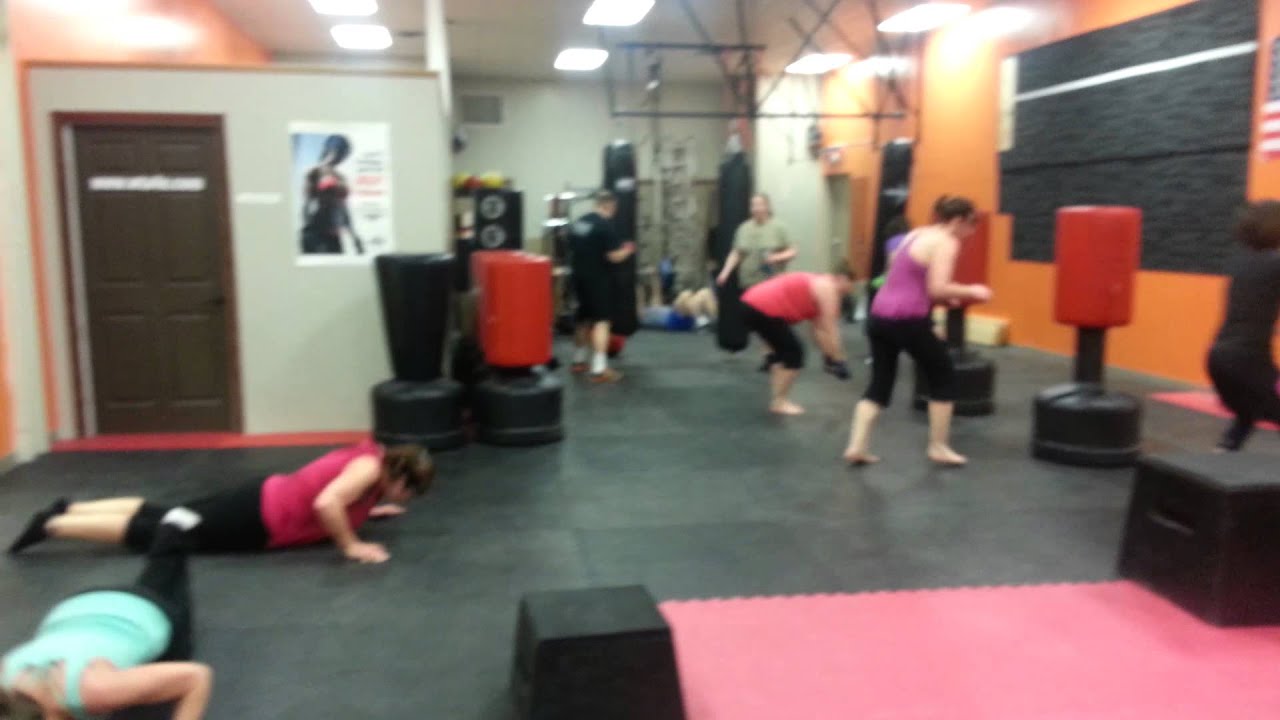 Kickboxing stations - YouTube