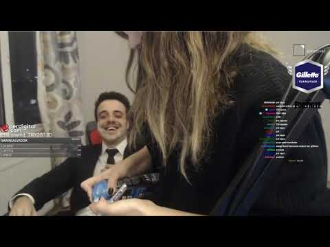 Sevgilisi Thaldrin'i traş ediyor.