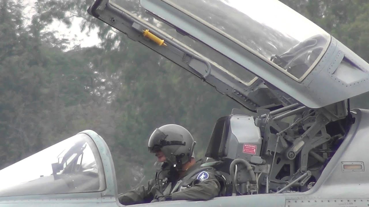 RTAF F-5E Wing 21 Departure @ วันเด็ก 2556 กองบิน 1 - YouTube