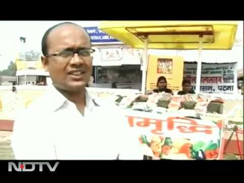 Social Entrepreneur from Bihar asks Pranab Babu - YouTube