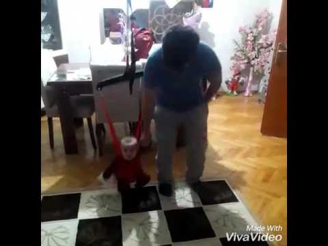 Halay çeken çocuk