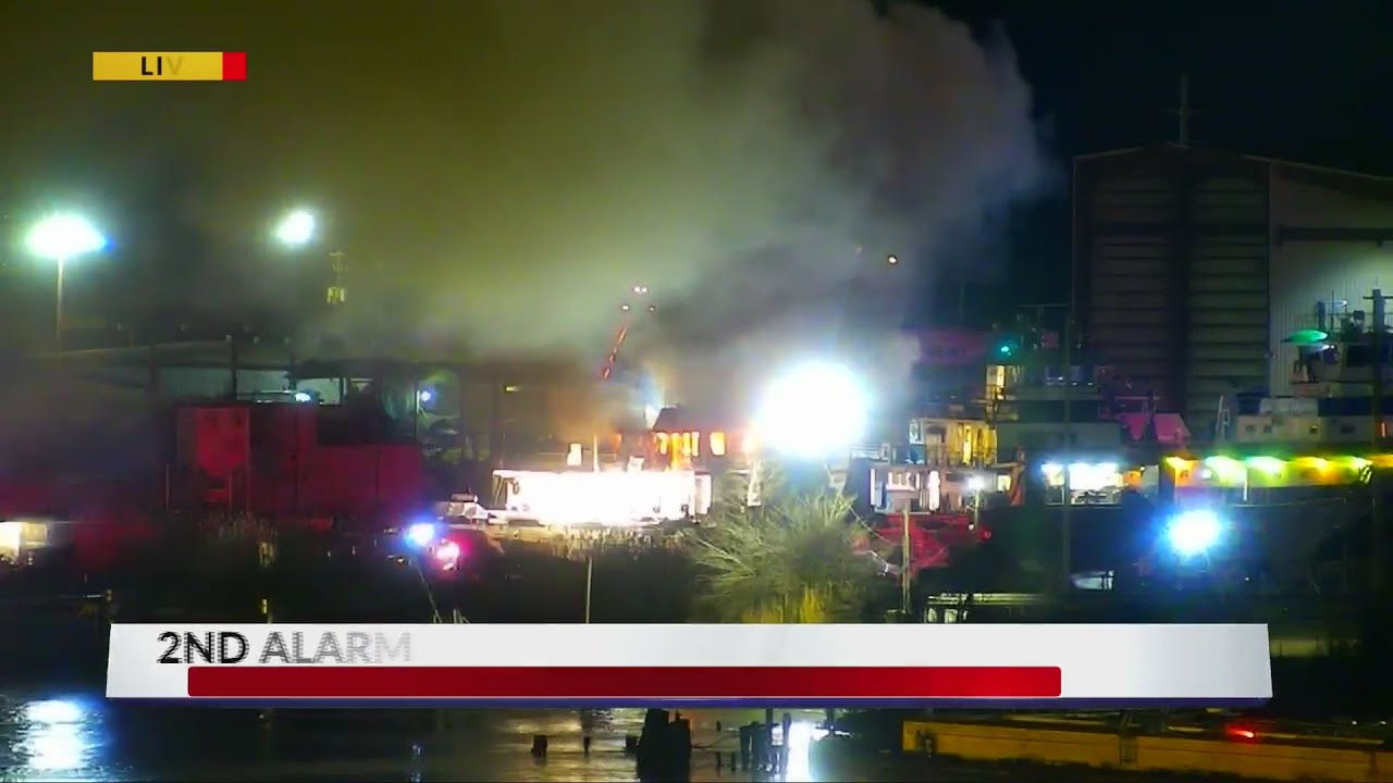 Large boat fire at Blakeley BoatWorks dock: Mobile Fire-Rescue - YouTube