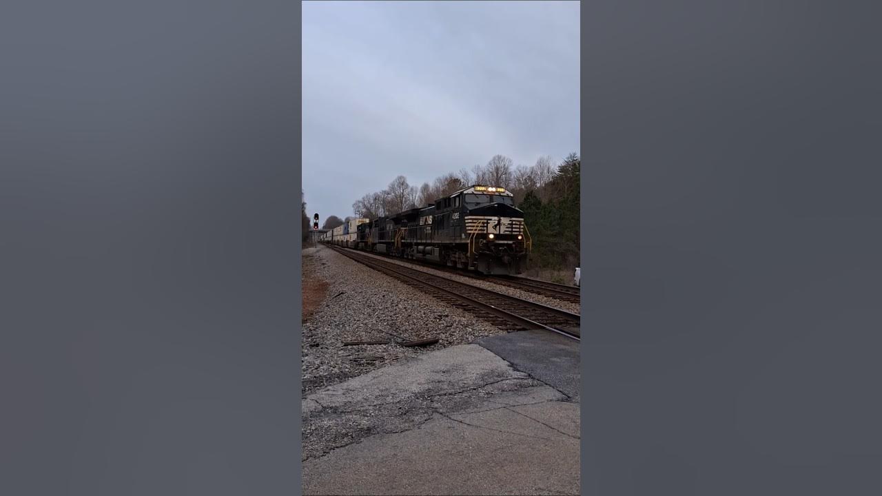 Loud Speedy TRIO "Rollin Down Mountain" Norfolk Southern #4202 - #28r @rider22 - YouTube