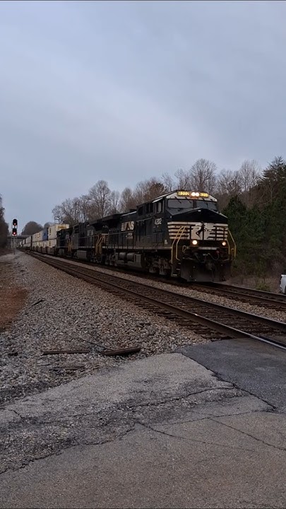 Loud Speedy TRIO "Rollin Down Mountain" Norfolk Southern #4202 - #28r @rider22 - YouTube
