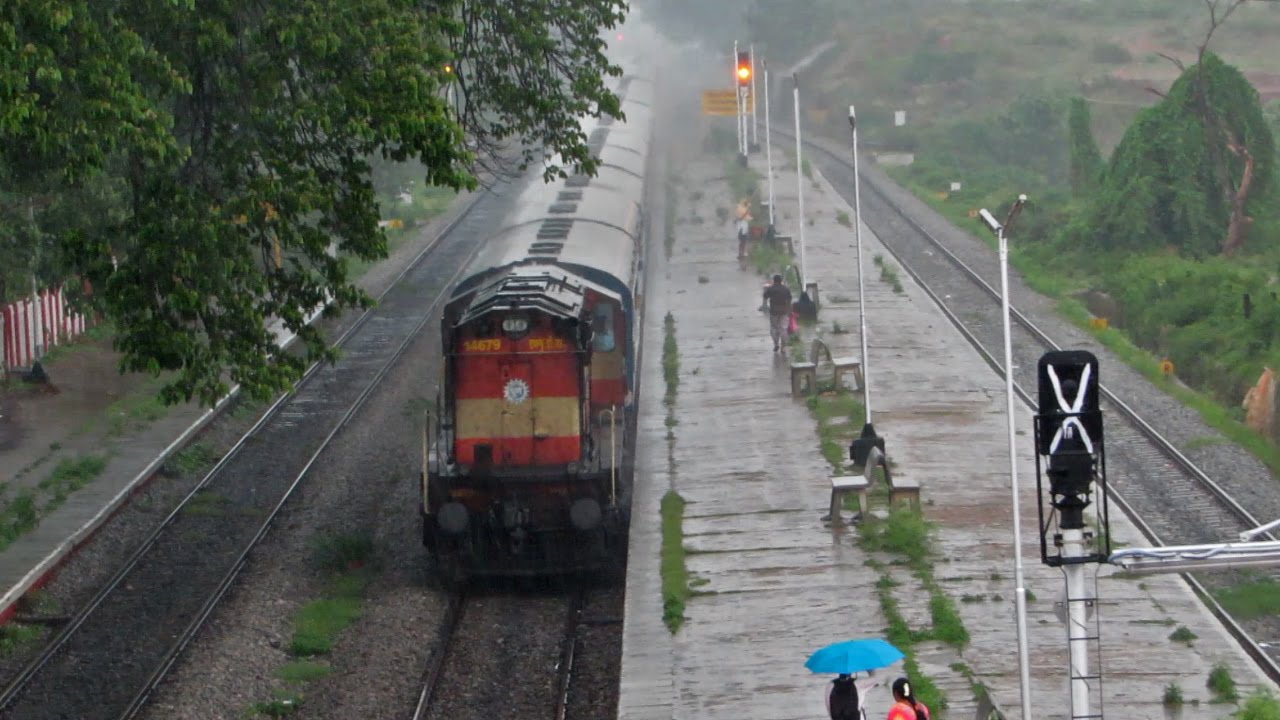 TRAIN in heavy RAIN - Extremely Late Running Tirunelveli Dadar Express ...