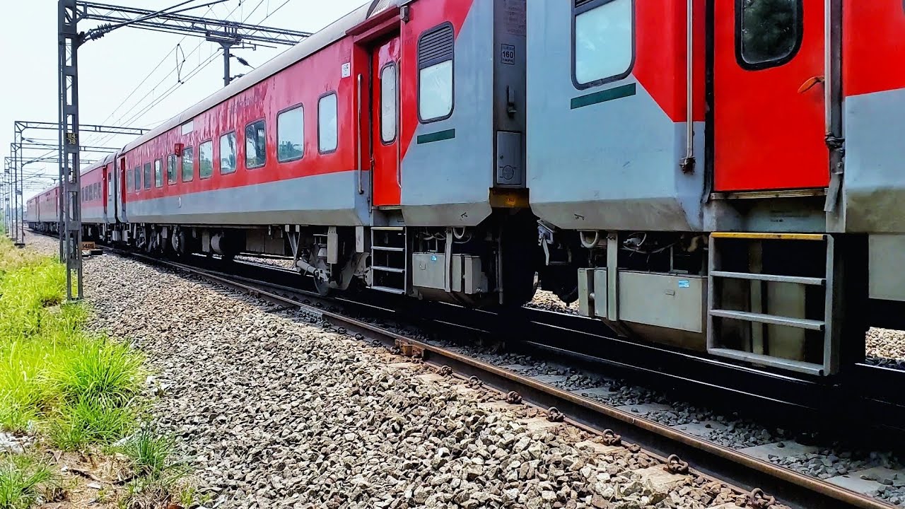 KJM WAP-7 with 16382 CAPE-PUNE Jayanthi Express. - YouTube