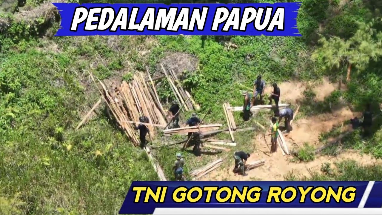 TNI GOTONG ROYONG PIKUL KAYU BAKAR DI PEDALAMAN PAPUA - YouTube