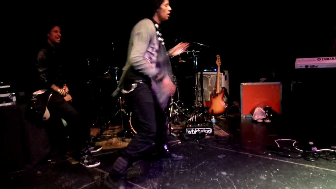 Les Twins dancing to DJ Supastar's mix + Queen Cora Dunham on the drums ...