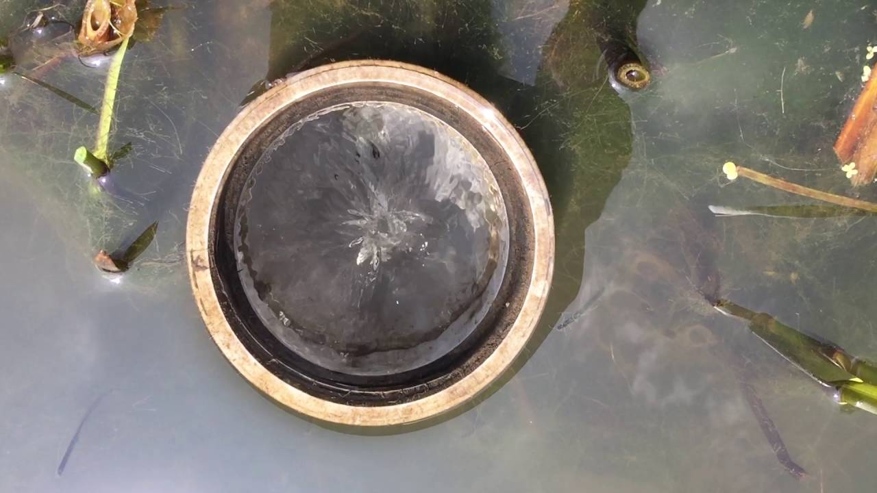 Vijver overloop met caleidoscopisch effect - YouTube