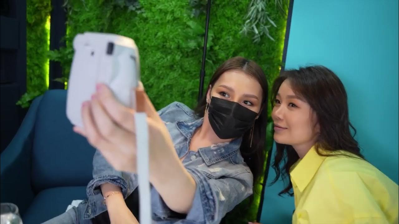 What's in my BAG ( ARI & ARIUKA ) - YouTube