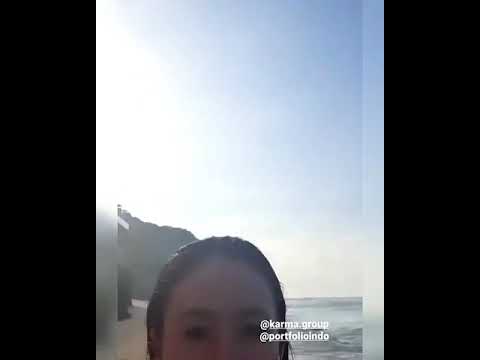 wulan guritno dipantai
