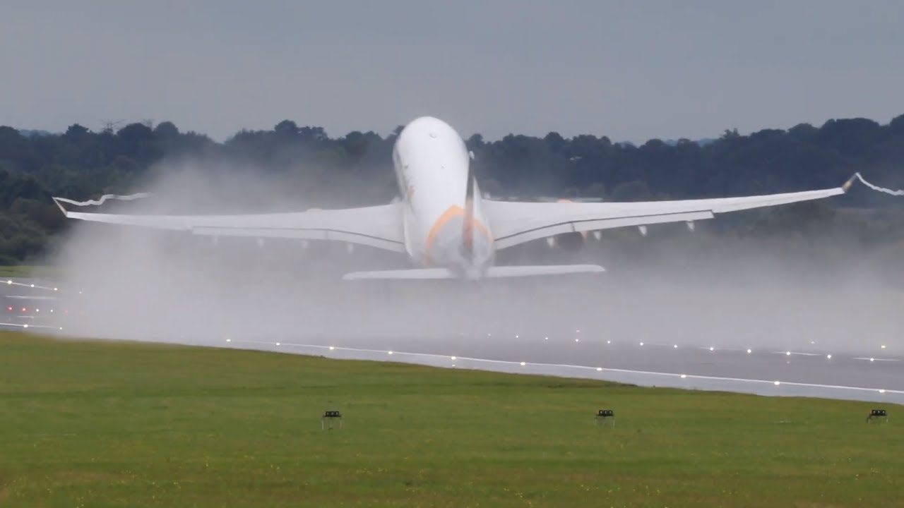 WET RUNWAY SPOOL UPS | RUNWAY SPRAY ON TAKE OFF | VERY CLOSE UP FOOTAGE ...