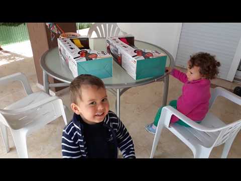 Yumurcak ikizler ilk scooter larinin kutularini aciyor,takıp montaj yapıyorlar funny kids videos