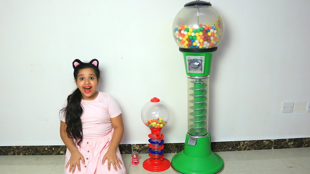 Shfa plays and learns Sizes with colorfulGumball machine - YouTube