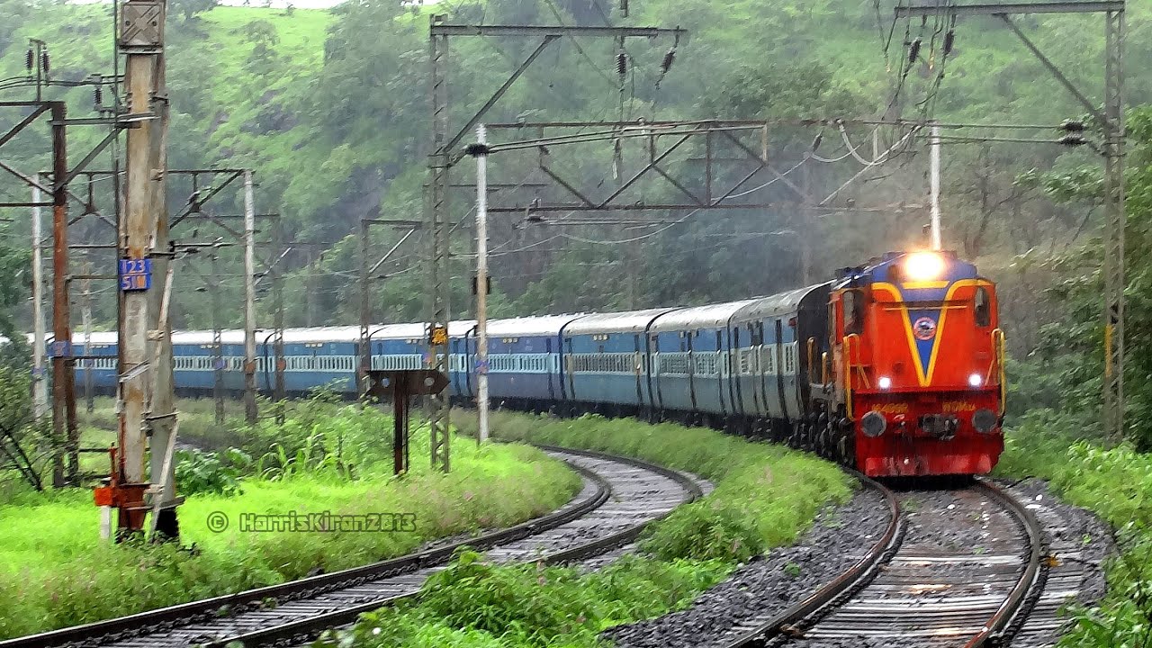 MANGALA EXPRESS THULL GHAT BANKERS ( GOC WDM3A + KALYAN WAG7s ) 12617 ...