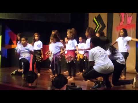 Apresentação Ester dança do ventre no Crescer Criança