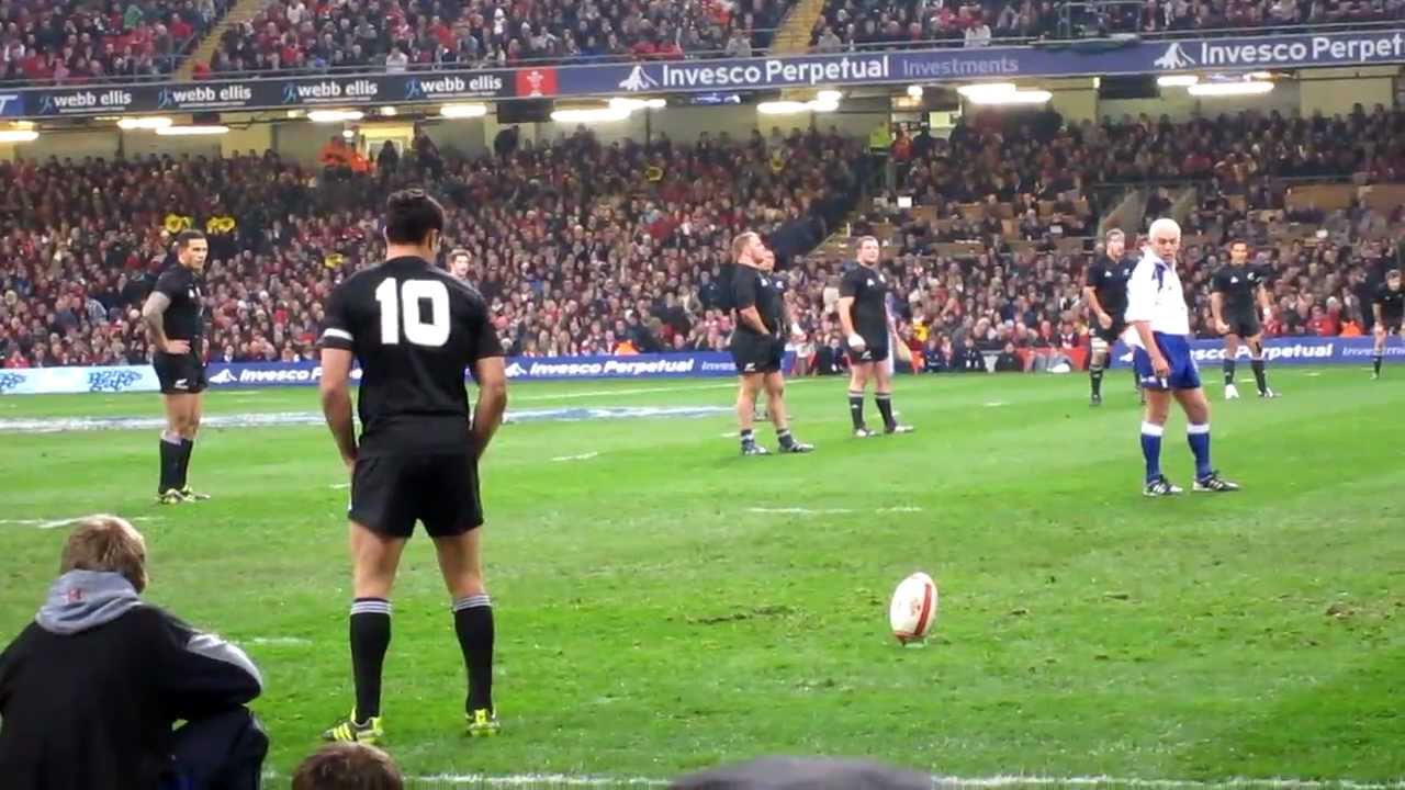 Dan Carter ALL BLACKS kicking penalty Millennium Stadium Cardiff 2010 ...