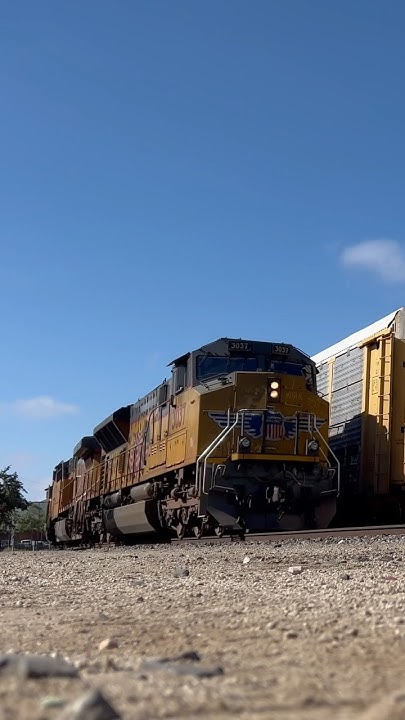 UP 3037 running around the set at Oxnard 9-25-24 - YouTube