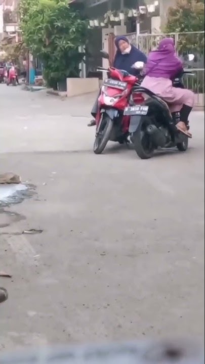 Emak emak penguasa jalan - YouTube