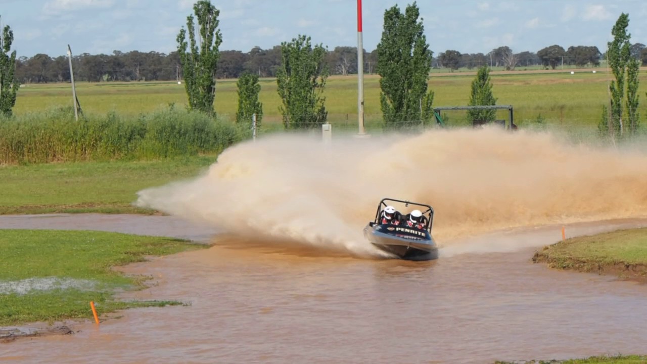 Rampage at V8 Superboats Temora - YouTube