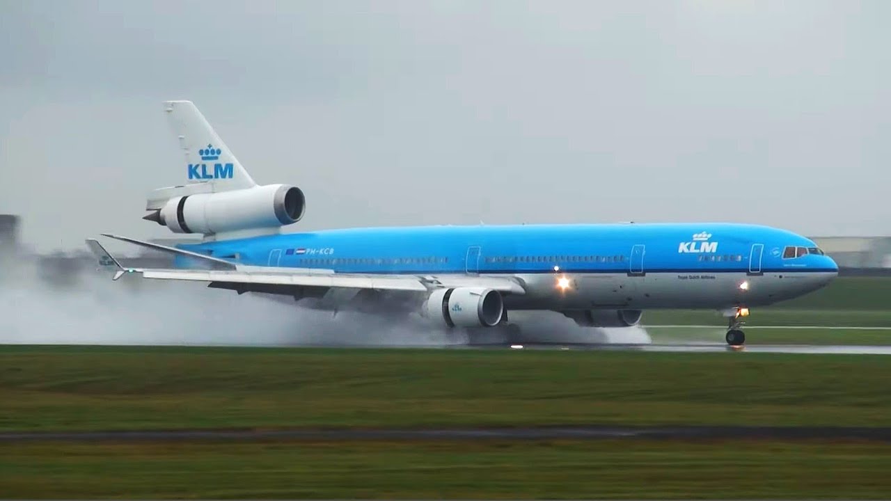 MD-11 Full Power Reverse Thrust During Landing - YouTube