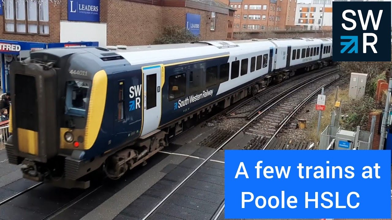 A few trains at Poole High Street Level Crossing. 01/01/2022. - YouTube